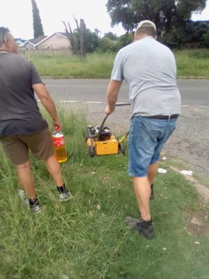 Inwoners spring self in om kruising veilig te maak | Vaalweekblad