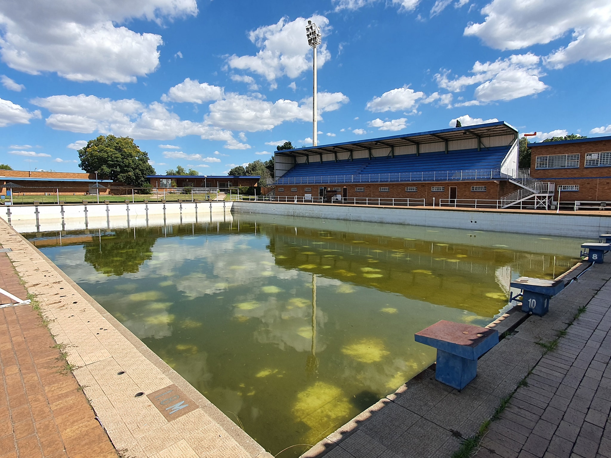 Dorp se eens spoggerige swembad nou net ‘n seeroog | Vaalweekblad