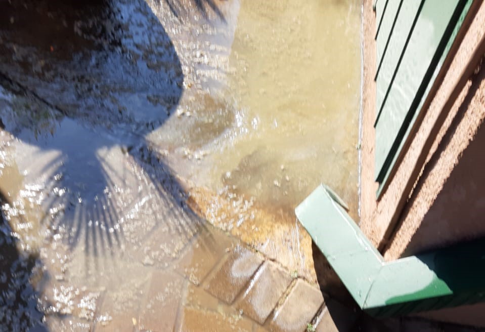 Riool stroom deur inwoner se erf tot in straat | Vaalweekblad