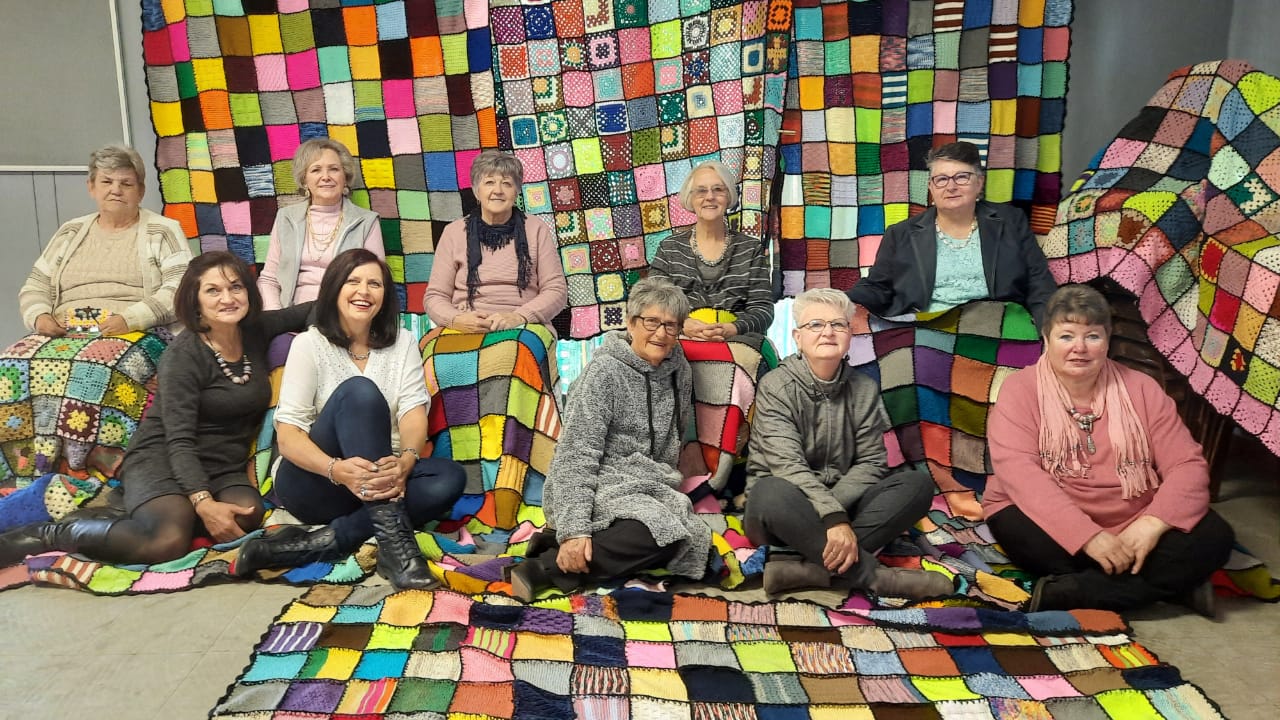 Daar word lekker gekuier terwyl die naalde klik | Vaalweekblad