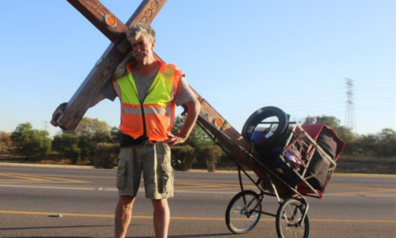 ‘Die man met die kruis’ stap ook deur die Vaal | Vaalweekblad
