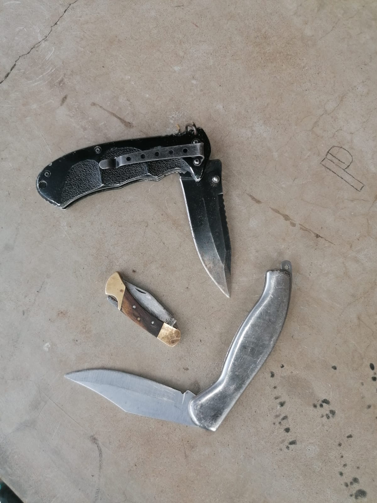 Learners throw out dangerous weapons as police search bags | Vaalweekblad