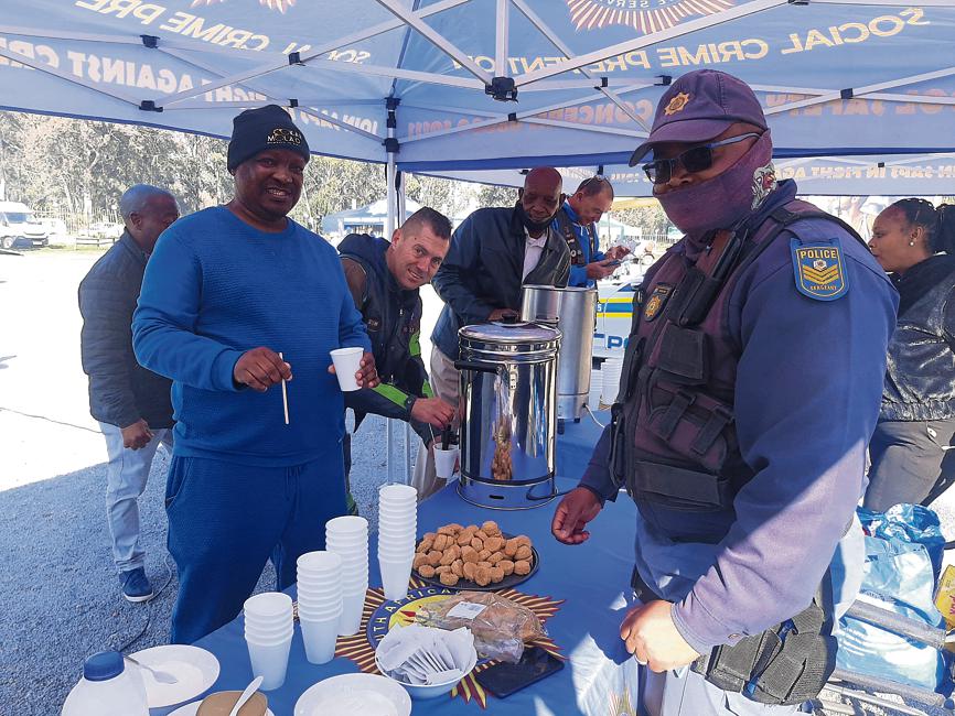 Public enjoy drinking coffee with a cop | Vaalweekblad