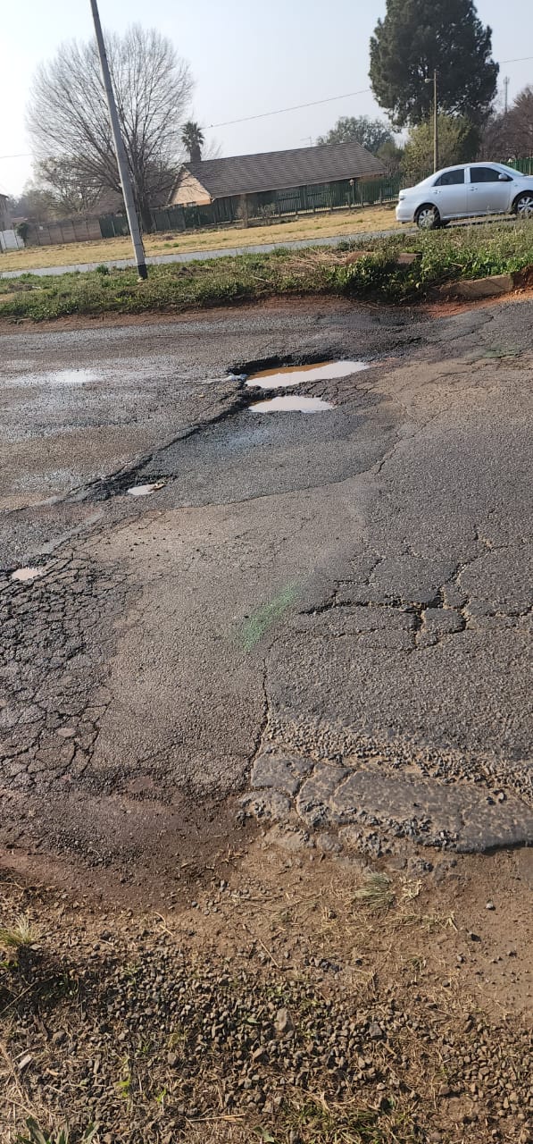 Swak toestand van paaie rondom outehuise kwel | Vaalweekblad