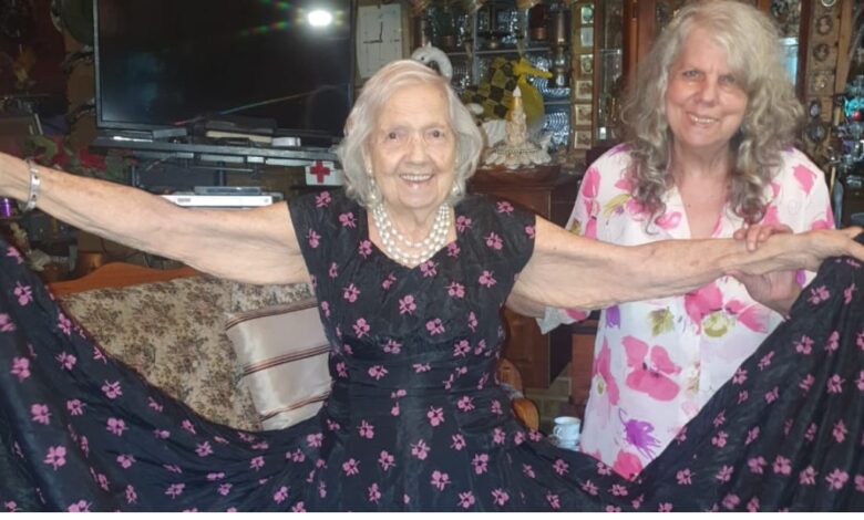 Op 93 pas Ouma Sarie steeds in haar dansrok uit 1959! | Vaalweekblad