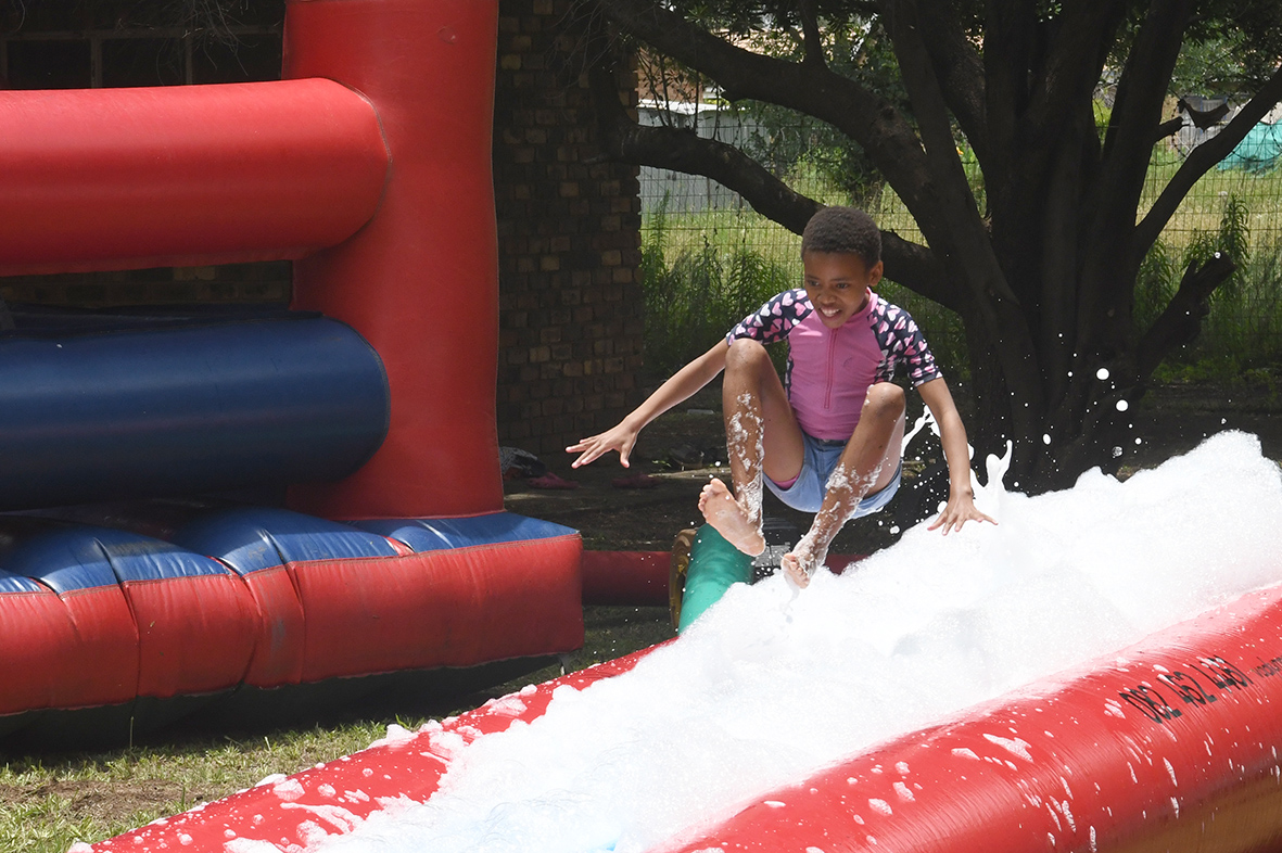 Kersmakietie vir Leeuhof se kinders gehou | Vaalweekblad