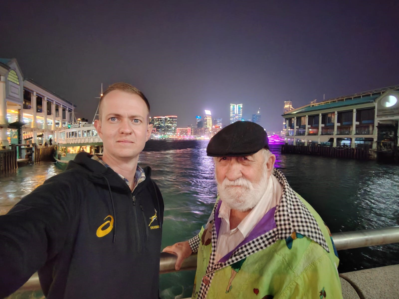 Lewensliggies se baadjie kuier saam met Nico in Hongkong | Vaalweekblad