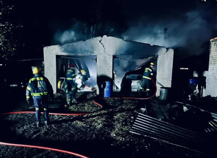PICS: Crews battle house fire in Meyerton | Vaalweekblad
