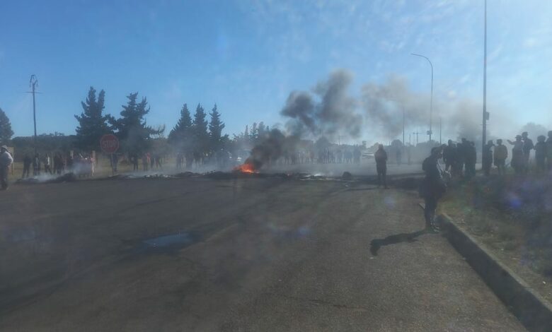 Video: R82 near Rus-ter-vaal and Roshnee closed due to electricity ...