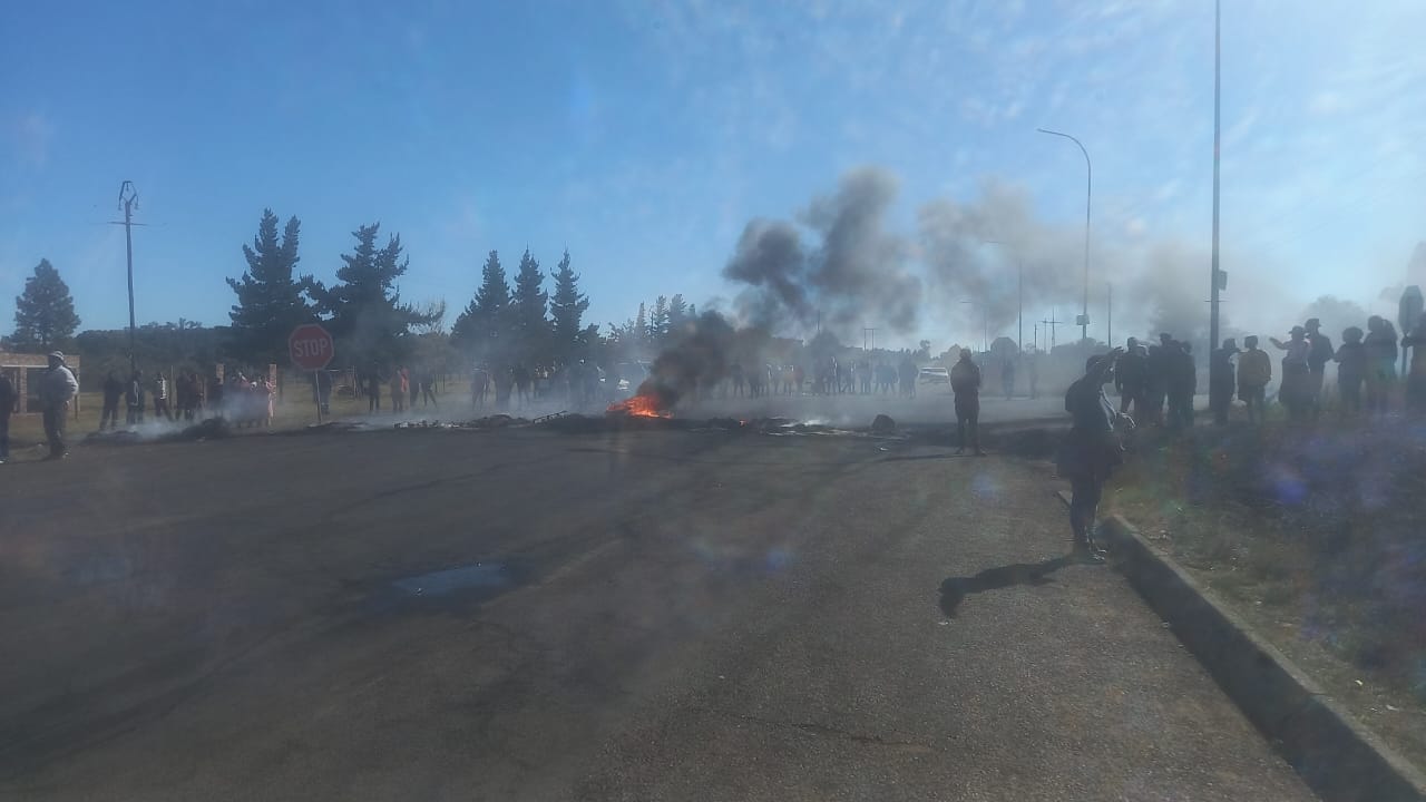 Video: R82 near Rus-ter-vaal and Roshnee closed due to electricity ...