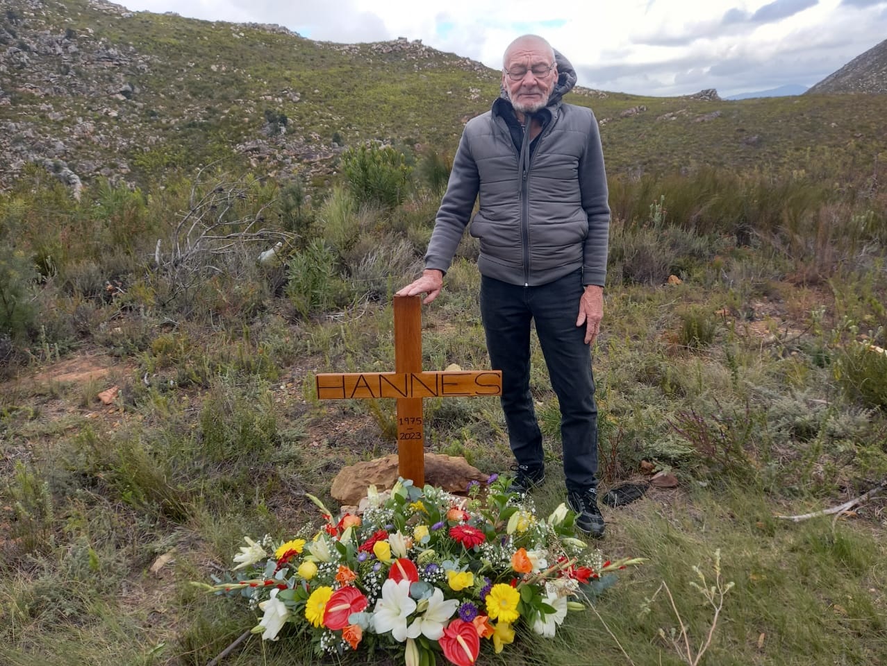 Danksy lesers vlieg Oom Gert Kaap toe vir skoonseun se begrafnis ...