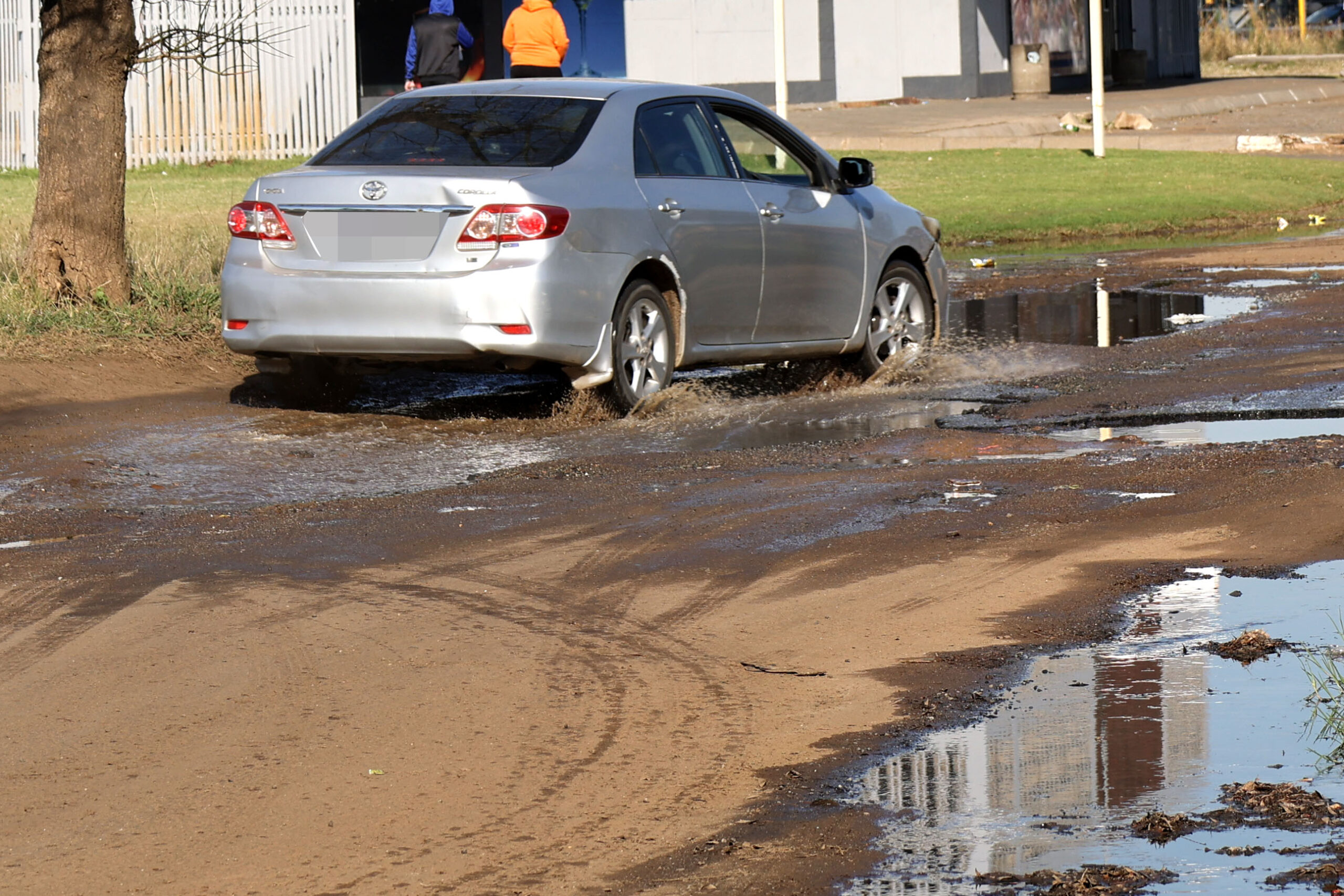Riool stoot op uit verstopte dreine in Leeuhof | Vaalweekblad