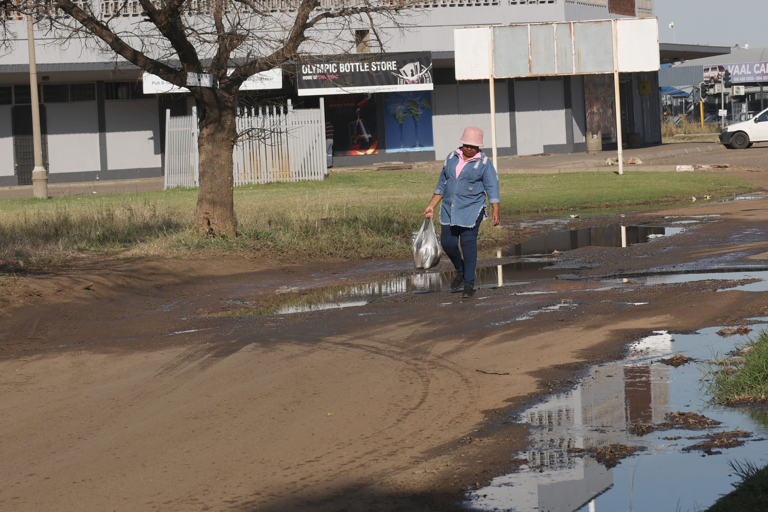 Riool stoot op uit verstopte dreine in Leeuhof | Vaalweekblad