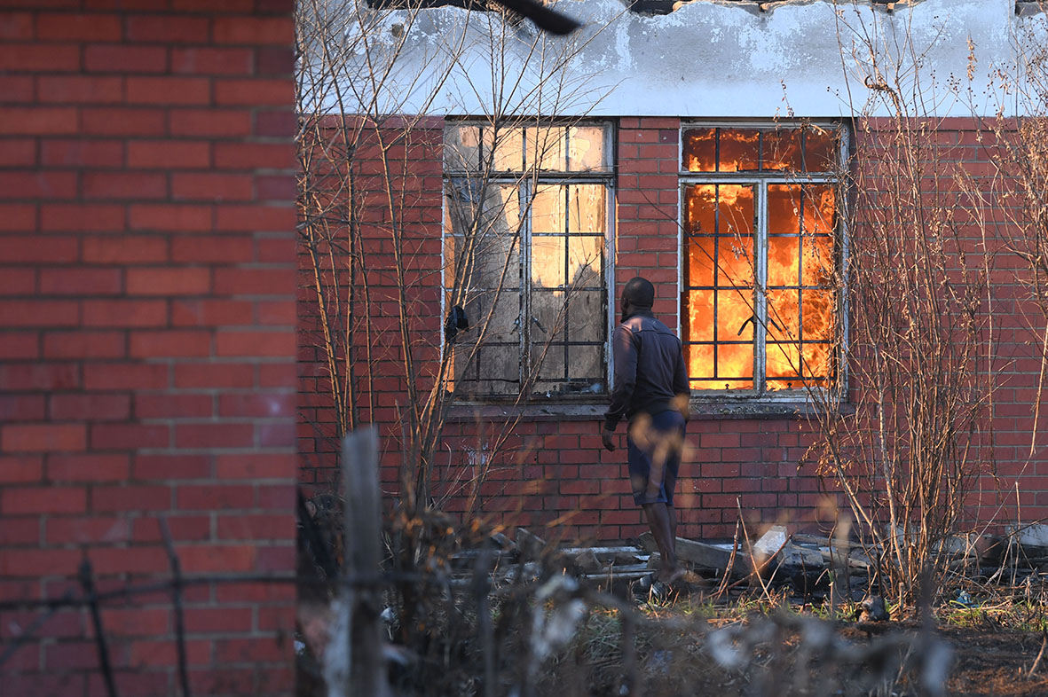 Skuilplek vir armes brand wéér | Vaalweekblad
