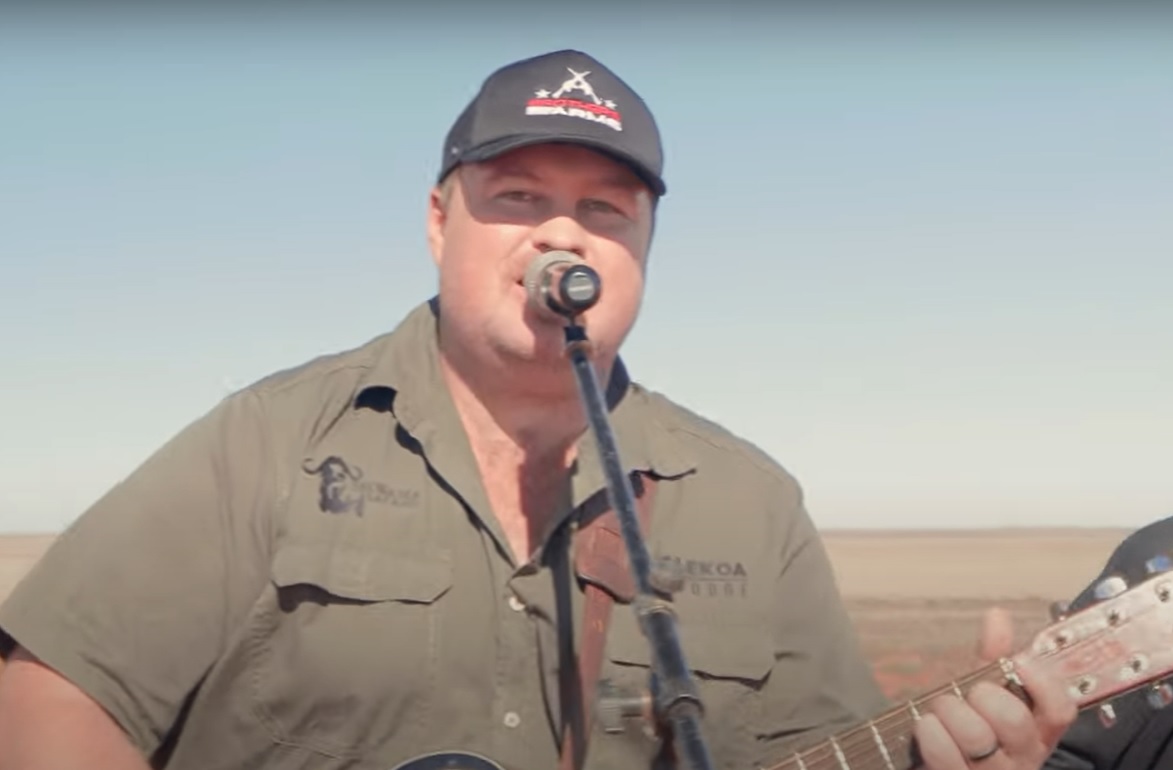 Armand Steenkamp steel harte met sy Blou Diamant in die Boesmanland ...