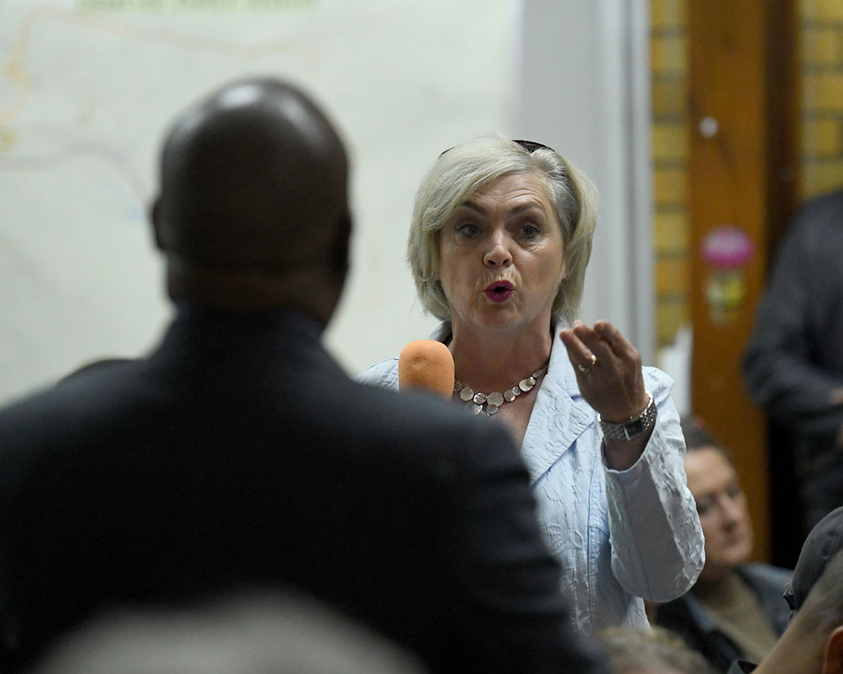 Klagtes oor dienslewering oorheers vergadering oor herafbakening van ...