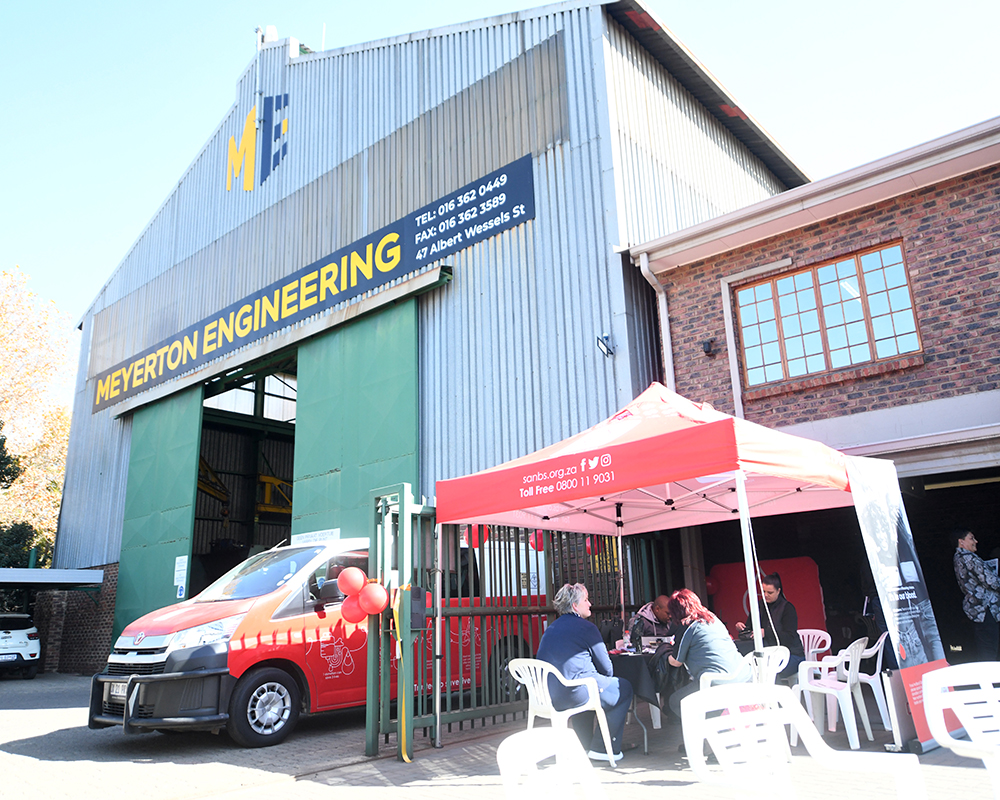 Fabriekswerkers, personeel skenk bloed | Vaalweekblad