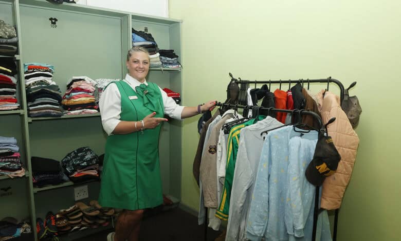 Gimmies samel geld in vir skool se klereboetiek | Vaalweekblad