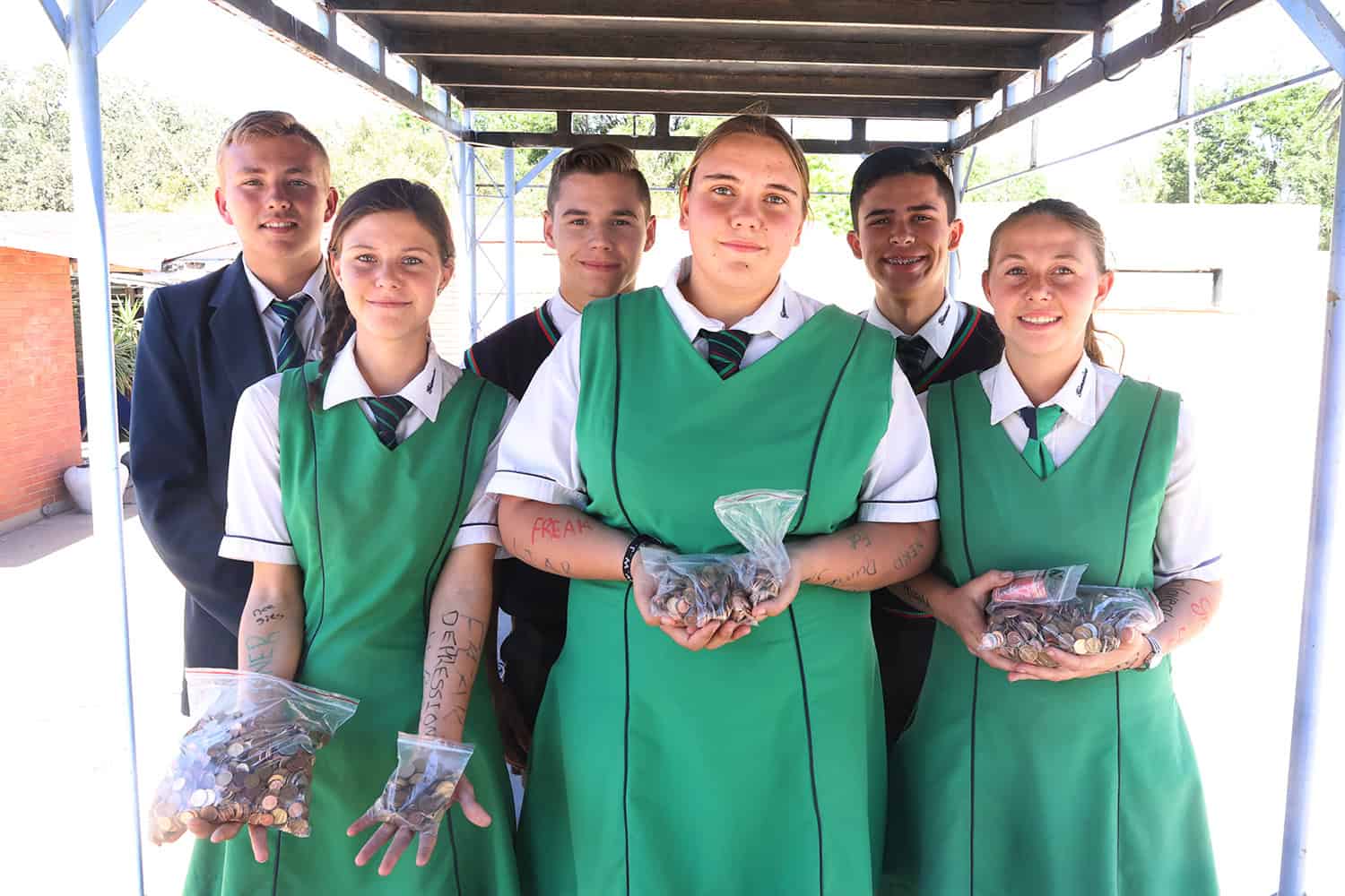 Gimmies samel geld in vir skool se klereboetiek | Vaalweekblad