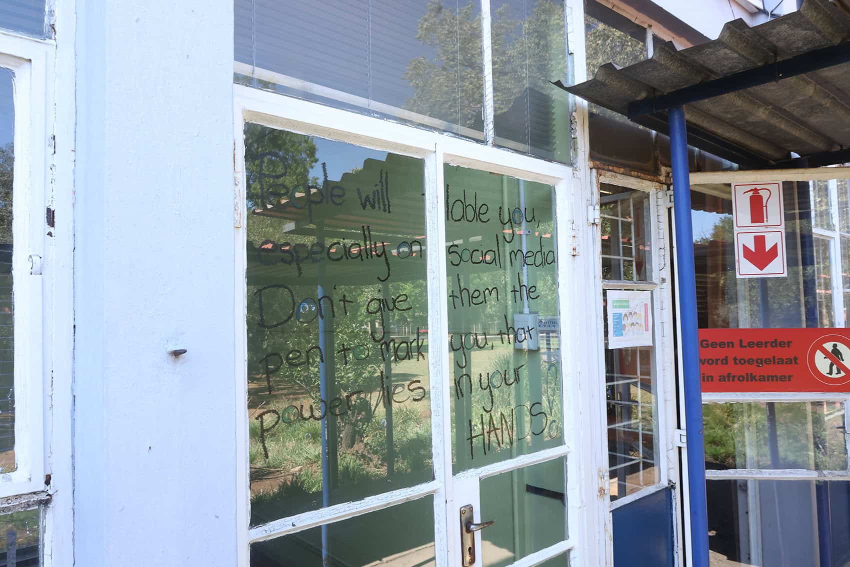 Gimmies samel geld in vir skool se klereboetiek | Vaalweekblad