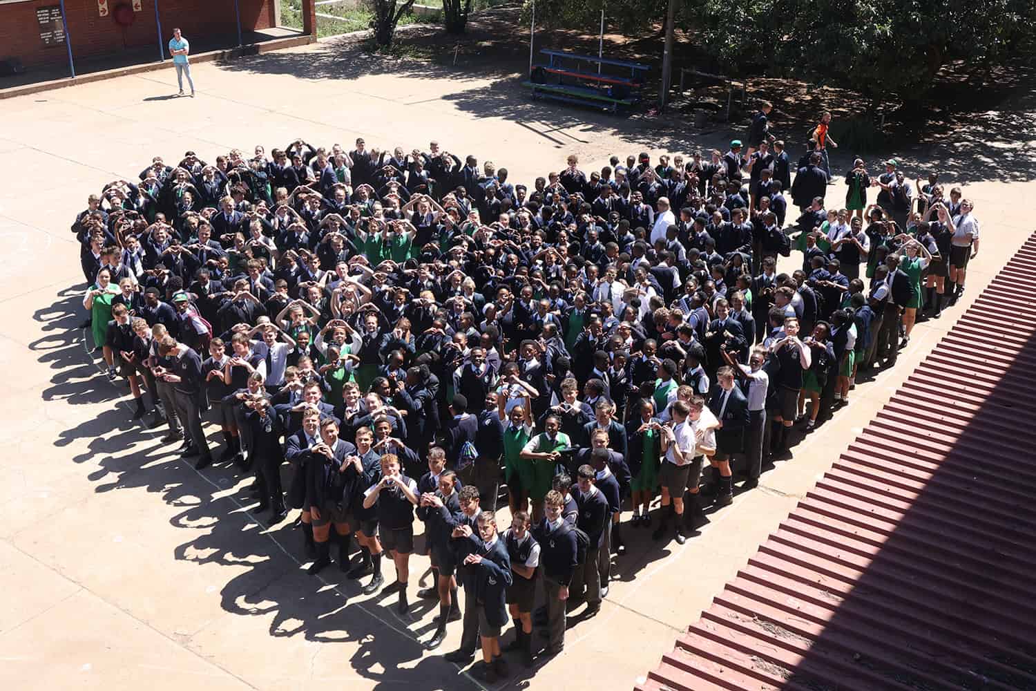Gimmies samel geld in vir skool se klereboetiek | Vaalweekblad