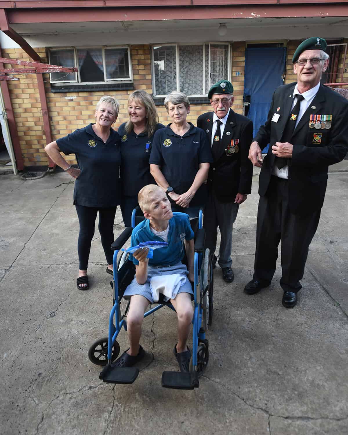 KYK: Serebraal gestremde ontvang rolstoel, koek op sy verjaarsdag ...