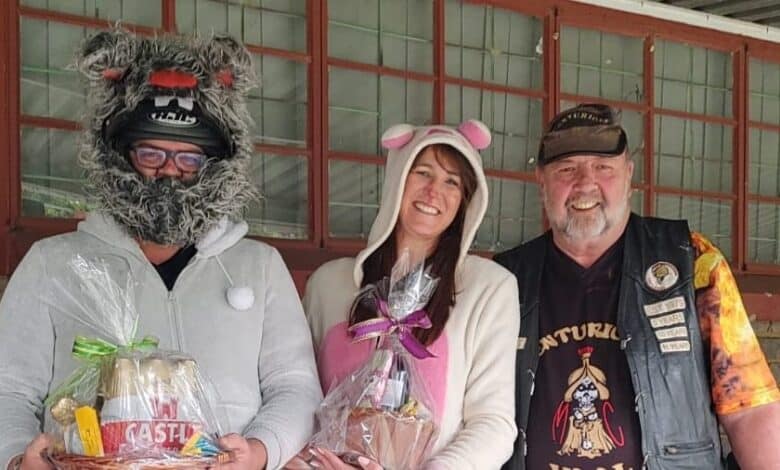 Vrolike paashase op motorfietse | Vaalweekblad