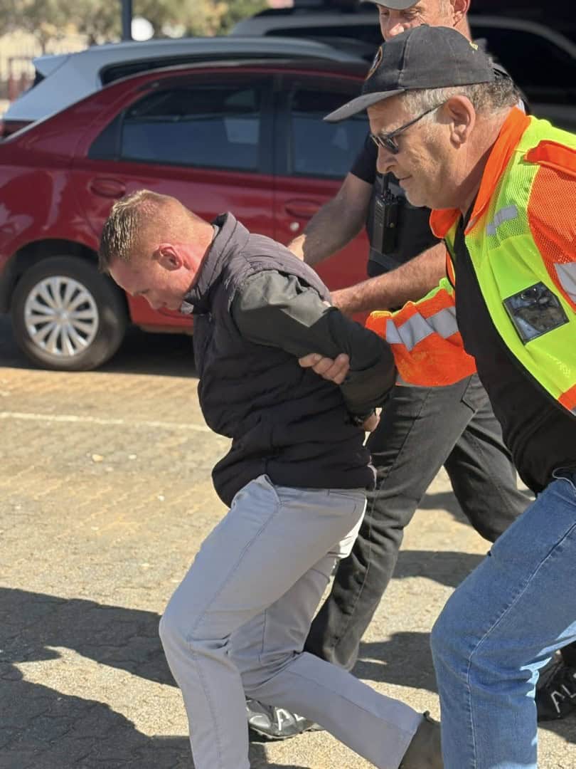 Skoolhoof en onderwysers word voor skoliere 'gearresteer' | Vaalweekblad