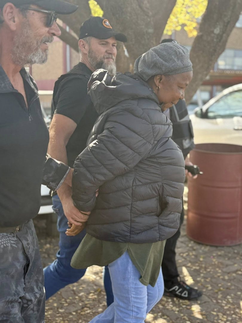 Skoolhoof en onderwysers word voor skoliere 'gearresteer' | Vaalweekblad