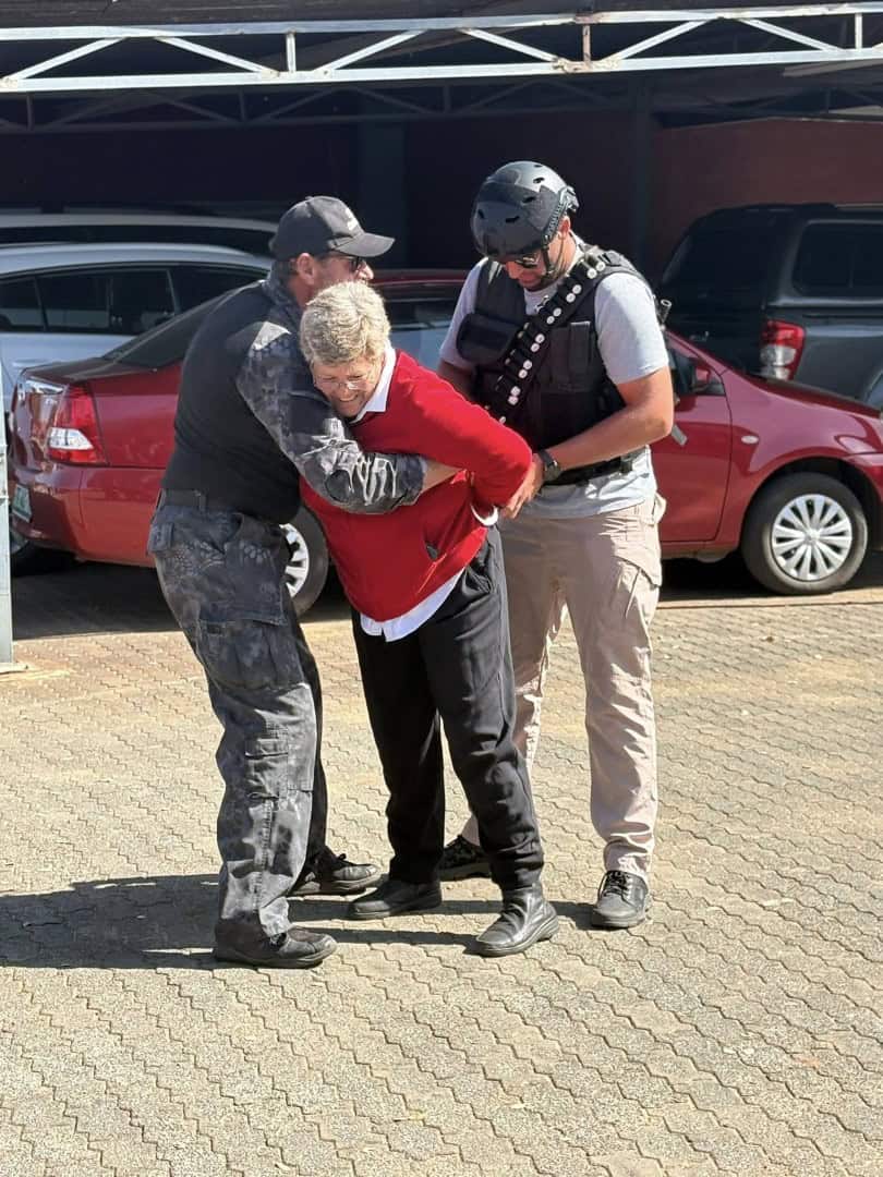 Skoolhoof en onderwysers word voor skoliere 'gearresteer' | Vaalweekblad