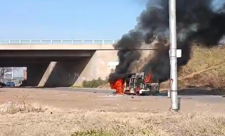 Minibus taxi vat vlam in naby General Smuts High School | Vaalweekblad