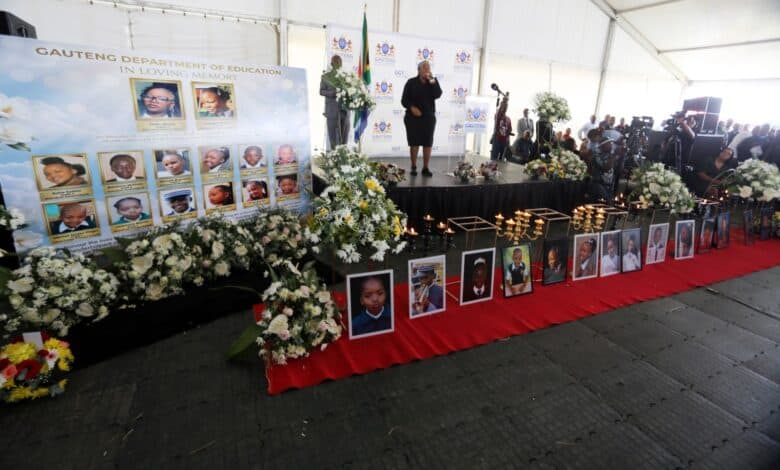 Emosionele gedenkdiens vir 14 wat in taxi-ongeluk sterf | Vaalweekblad