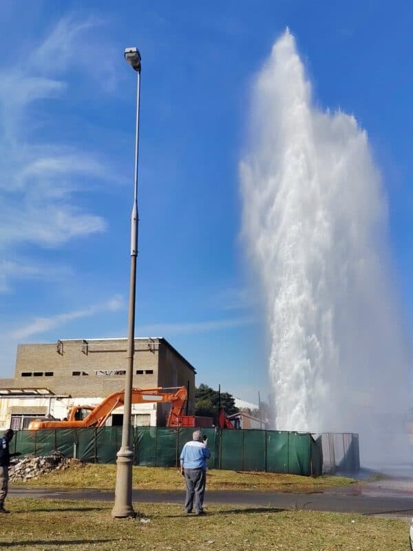 Water spuit meters die lug in | Vaalweekblad