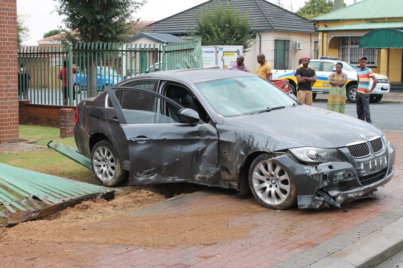 Driver crashes through palisade fencing of Nigel Police Station ...