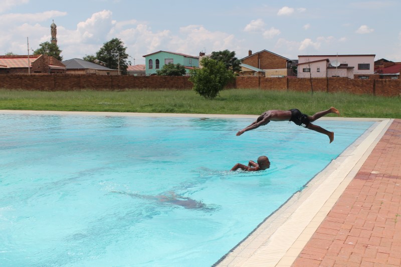 Alraparkers kan laat waai - swembad se water wag! | Heidelberg Nigel Heraut