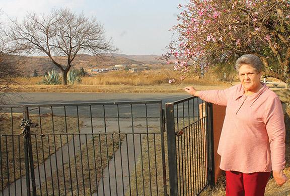 Vrou skrik groot toe bobbejaan vir middagete inval | Heidelberg Nigel ...