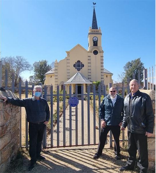 Hervormde Kerk ontvang blou erfenisplaatjie | Heidelberg Nigel Heraut