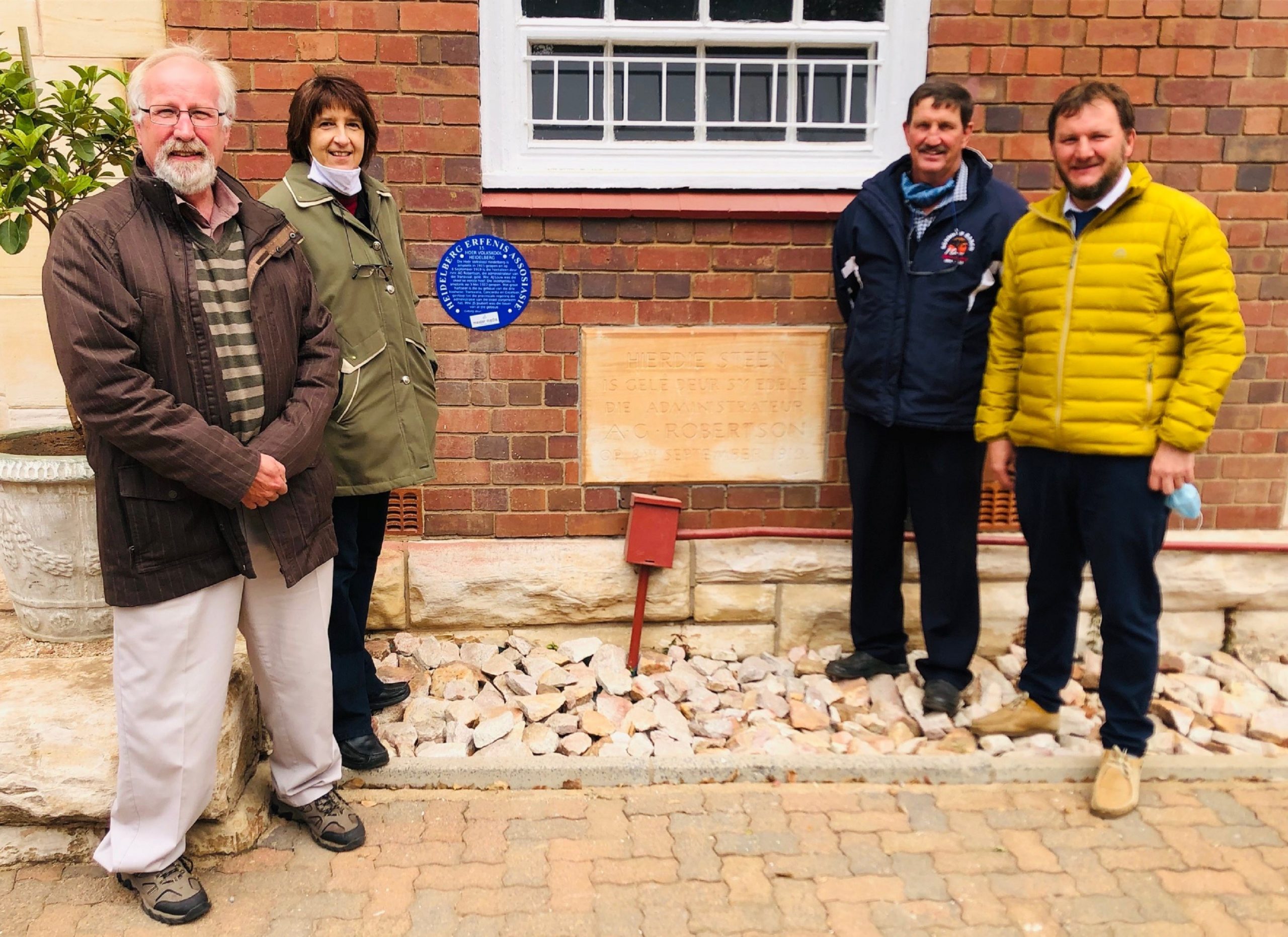 Hoër Volkskool se ryk geskiedenis sorg dat hul erfenisplaatjie ontvang ...