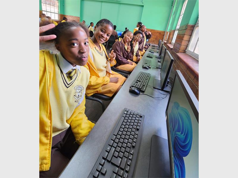 Nigel Primary School learners get cutting-edge computer centre ...