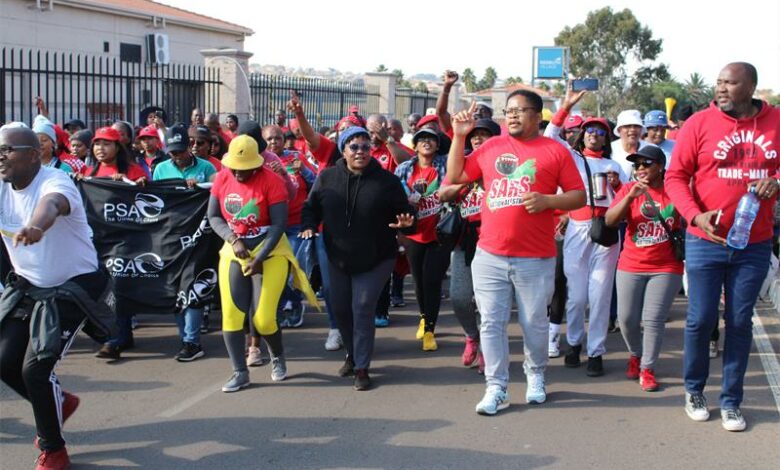 WATCH: SARS employees protest for 12% increase | Kathorus Mail