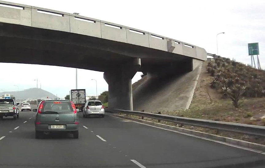 Vrou langs besige pad verkrag terwyl sy baba in haar arms vashou | Die Pos