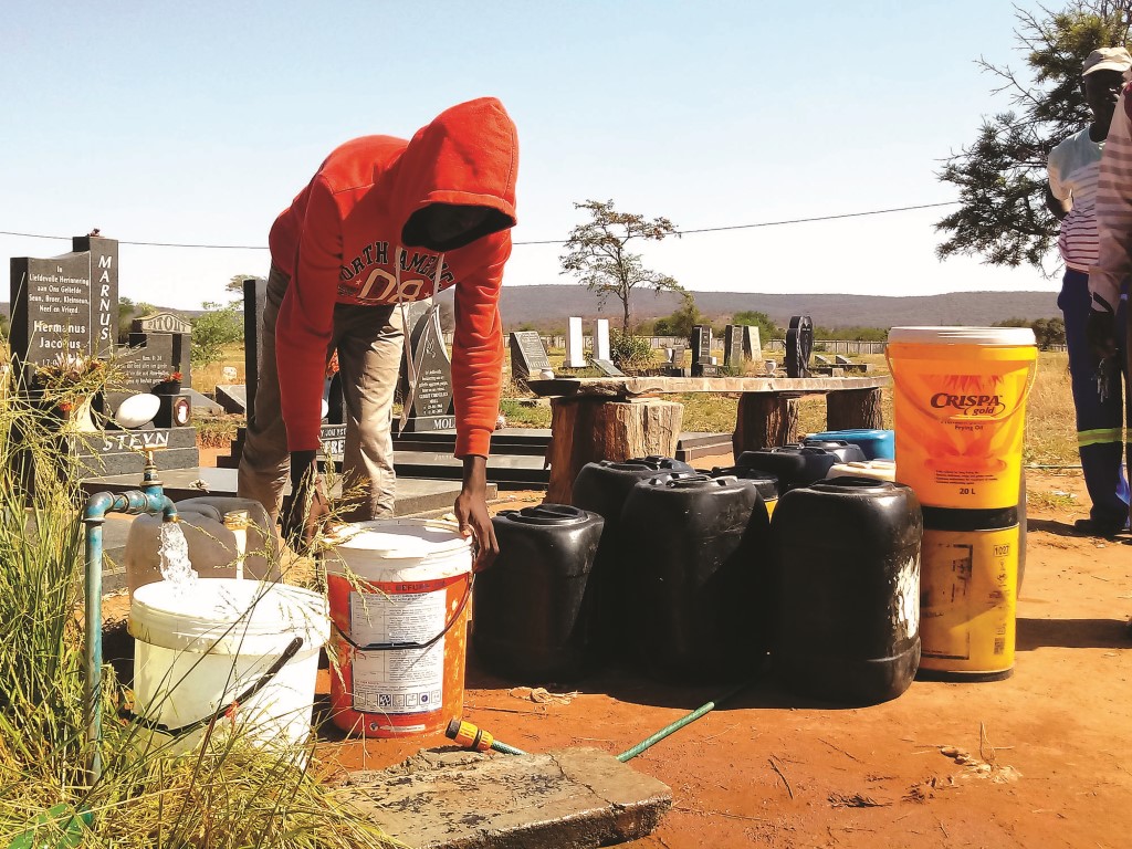 Moedelose inwoners tap nou liters vol water uit Modimolle-begraafplaas ...