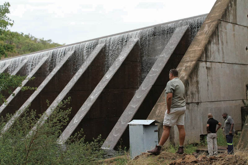Duisende liter water stroom uit dorpsdam se sluis | Die Pos