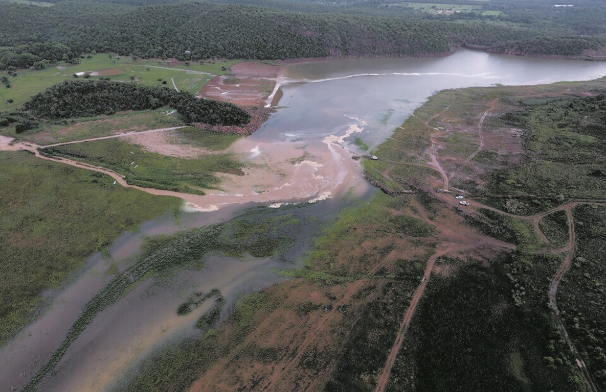Die Donkerpoort-dam voor en ná Desember se reën | Die Pos