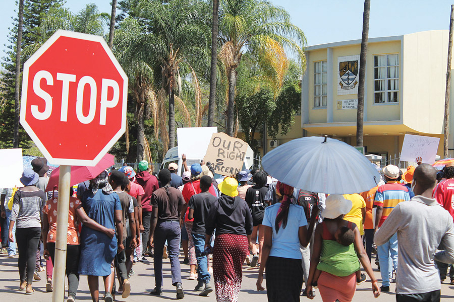 Angry community members took to the streets | Die Pos