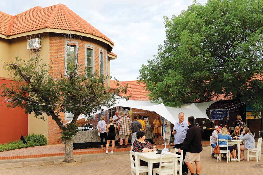 Dis lekker op die hoek! | Die Pos