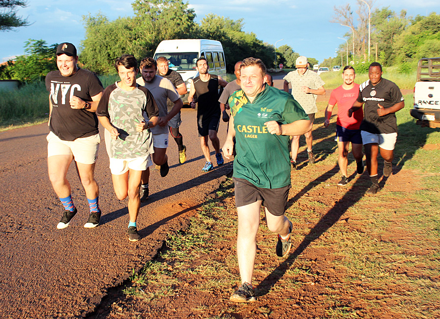 Rugbyspelers stof hul stewels af | Die Pos