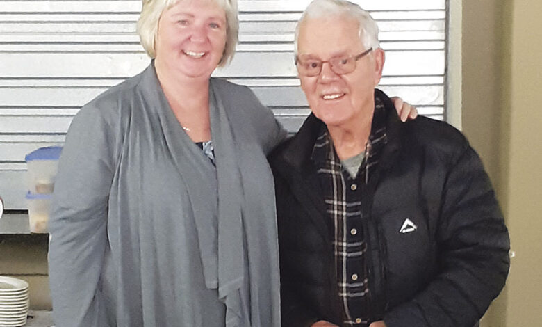 Bekende byeboer bring besoek aan VLU | Die Pos