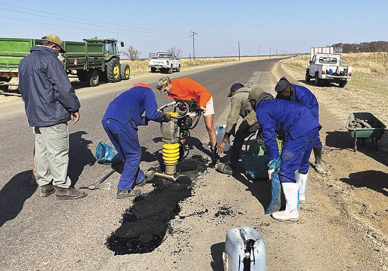Boere spring self in en herstel paaie voor reënseisoen kom | Die Pos