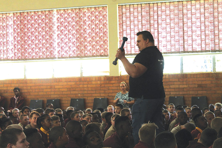 Leerders sê nee vir boeliegedrag in skole | Die Pos